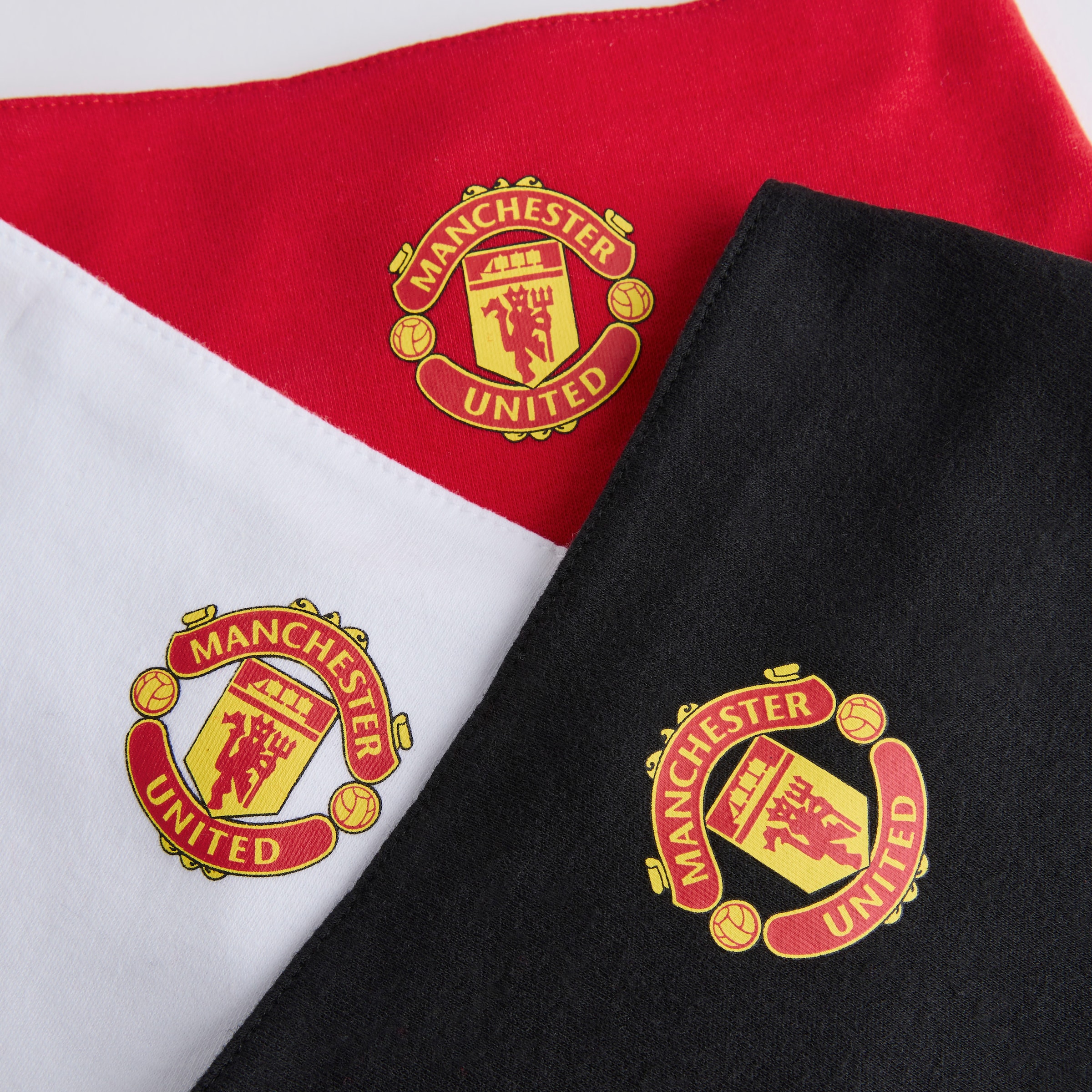 购买 Manchester United Baby Crest Bibs 3 Pack | Manchester United 商店