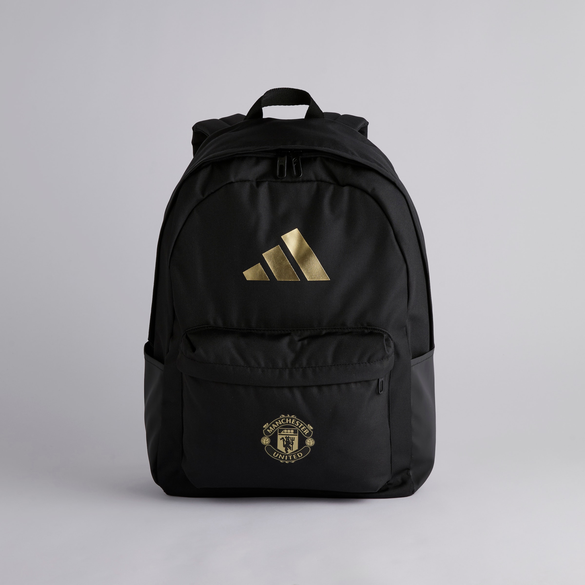 Compra Manchester United x adidas Essentials Classic 3 Bars Backpack ...