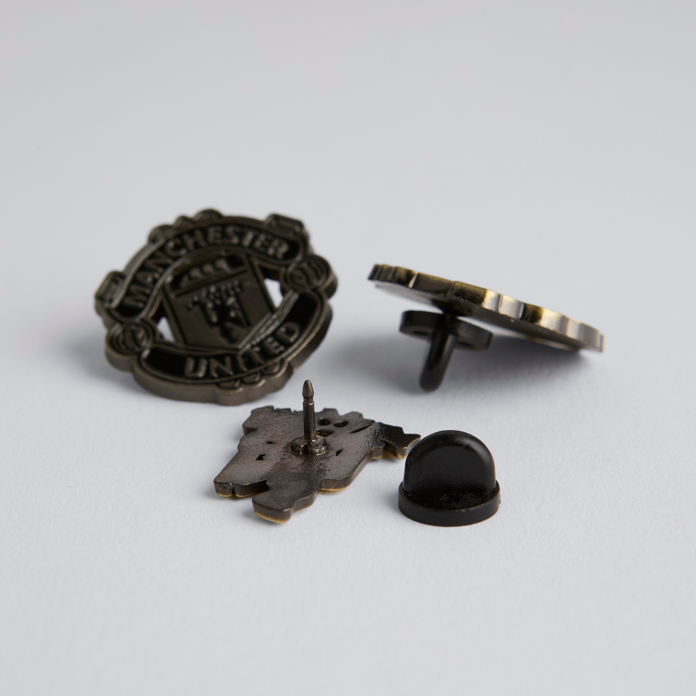 购买 Manchester United Pin Badge Gift Box Black | Manchester United 商店