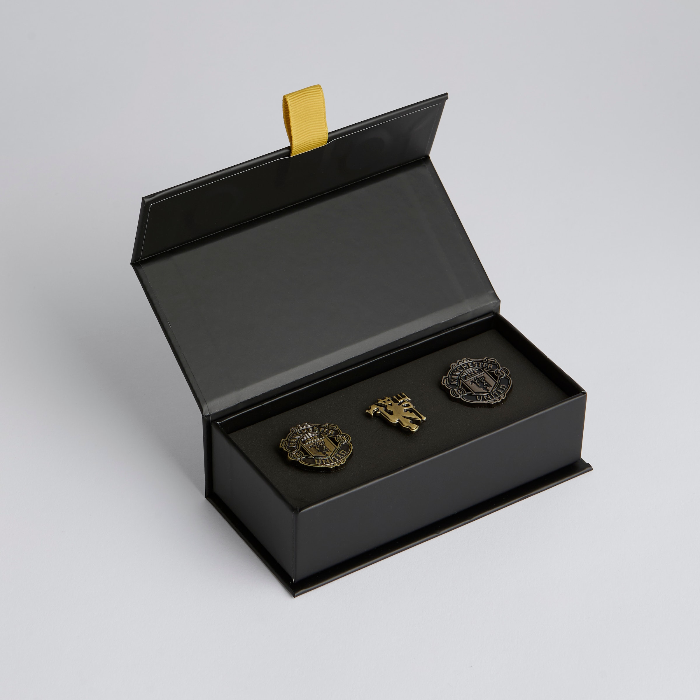 Manchester United Pin Badge Gift Box Black 구매 | Manchester United 스토어